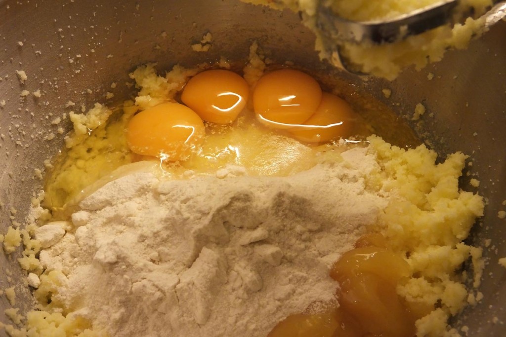 Easy bake syrupy lemon drizzle cake - Pikalily food blog